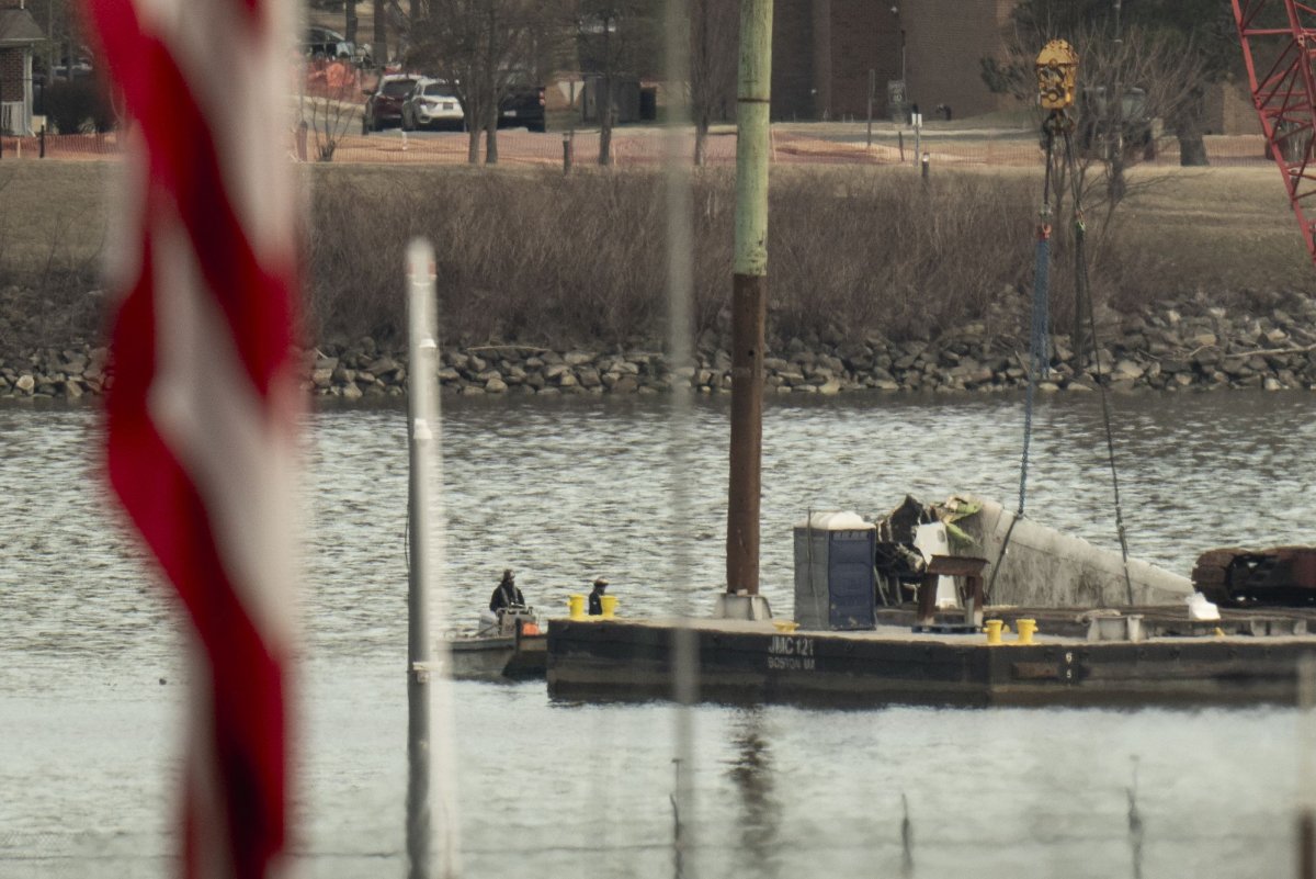 Remaining large wreckage removed from the Potomac River from midair ...