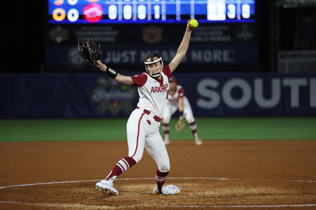 Arkansas Razorbacks Softball Team Heads for the Mary Nutter Collegiate ...