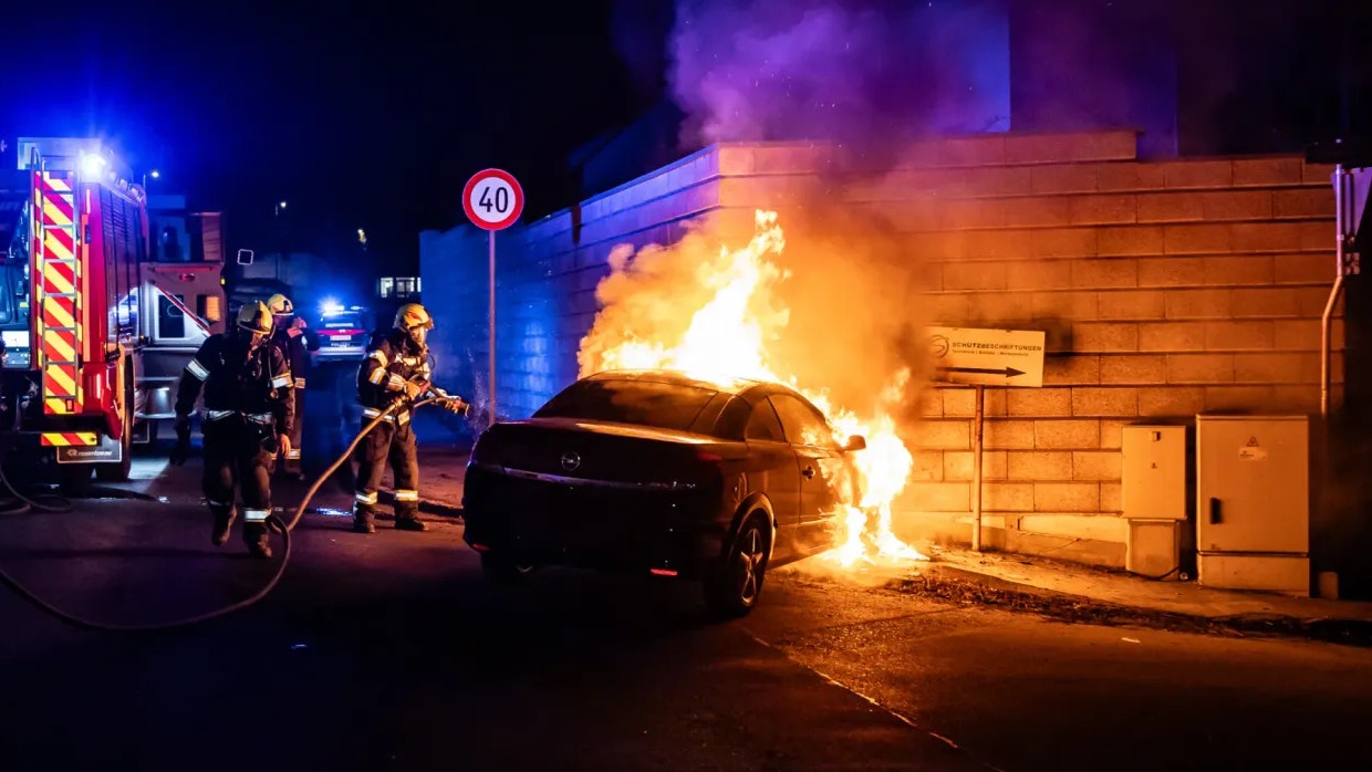 Auto donnert in Lärmschutzwand und geht in Flammen auf