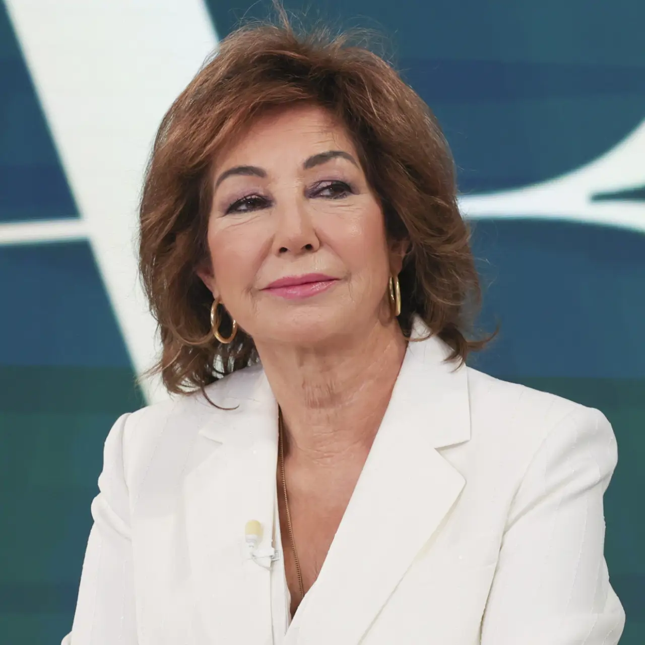 Ana Rosa estrena el total look "quita años" en el color vitamina más ...