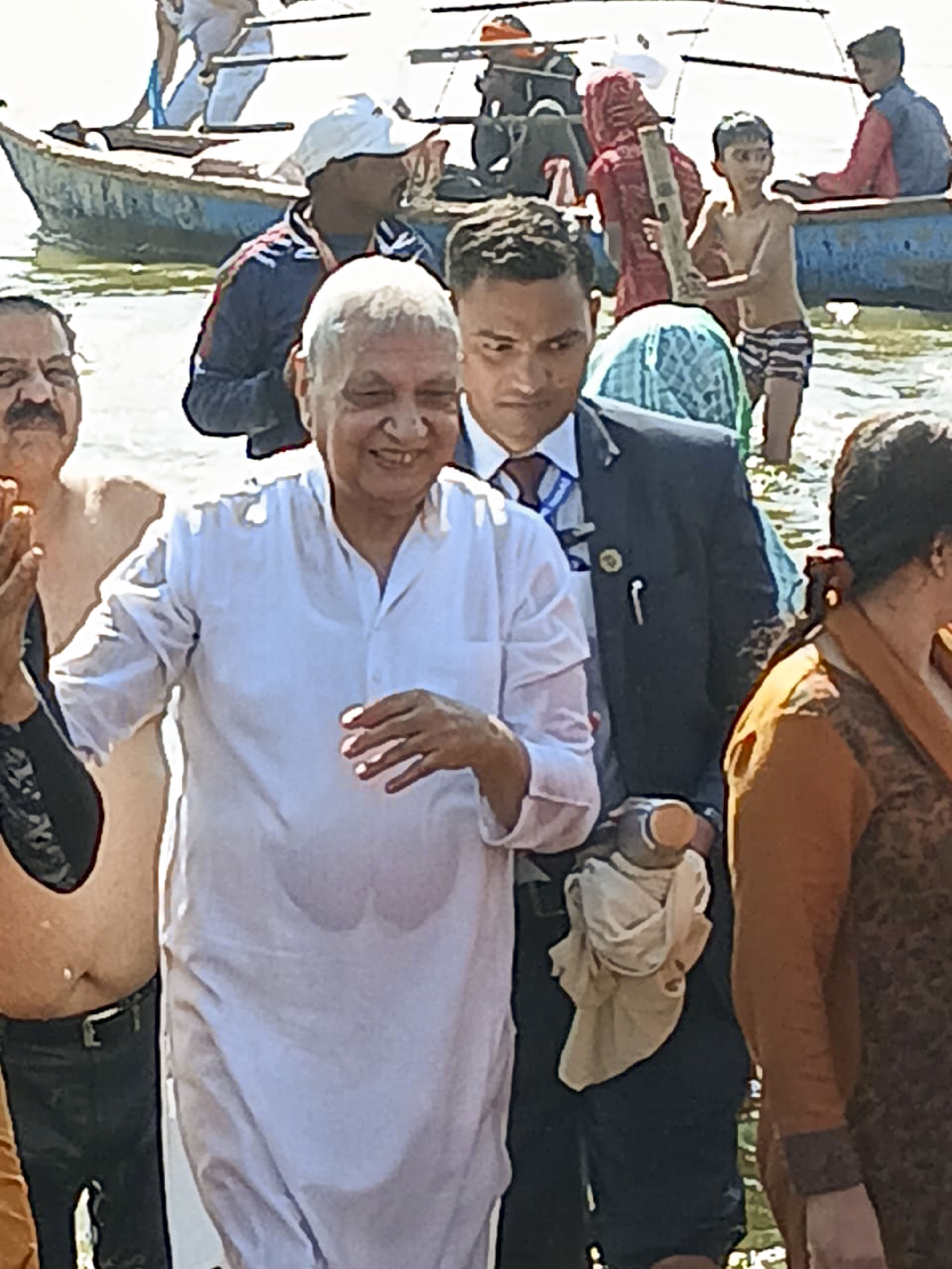 Bihar Governor Arif Mohammad Khan takes holy dip in Triveni Sangam