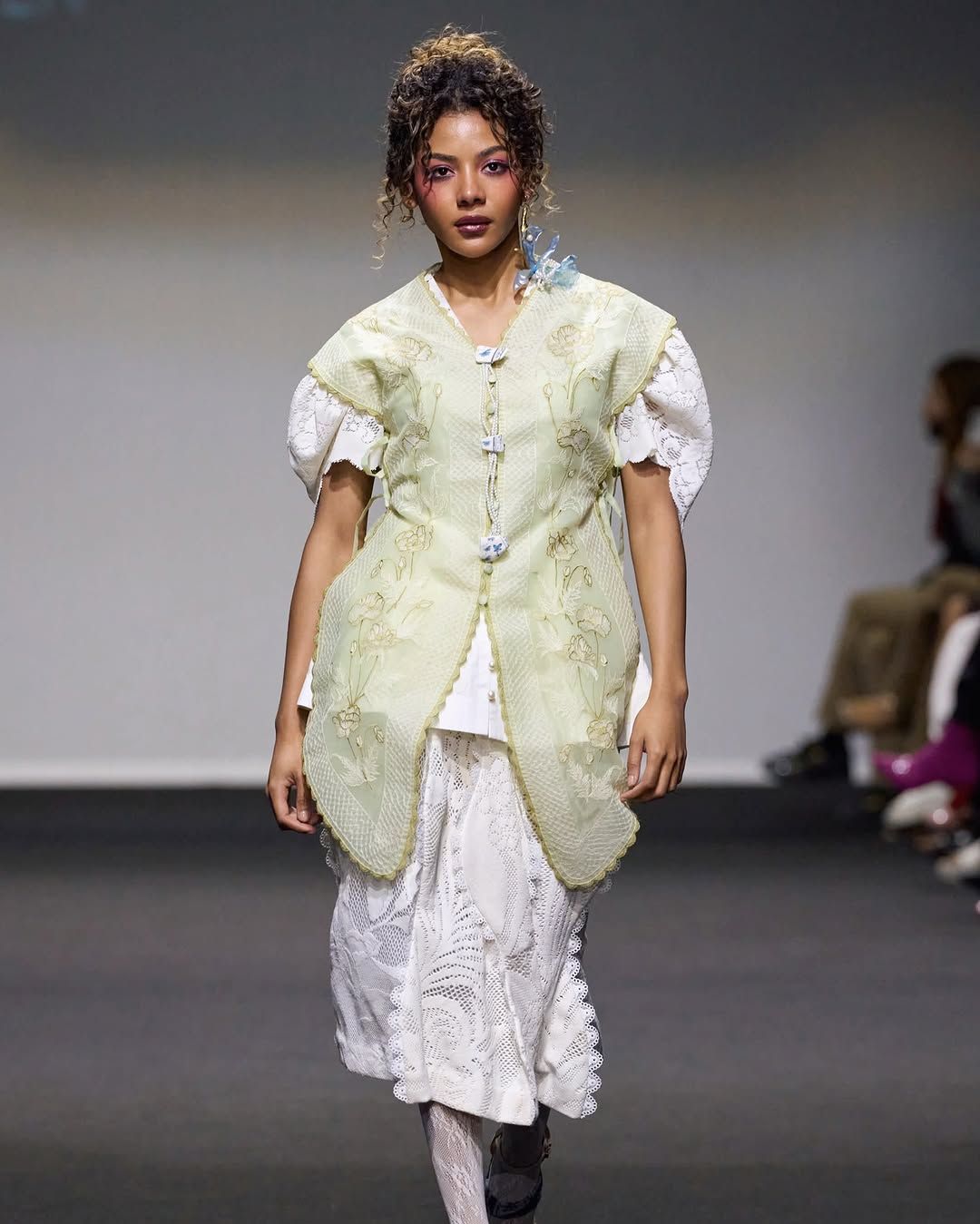 Membanggakan! ZsaZsa Utari Tampil di Dubai Fashion Week 2025 Bersama ...