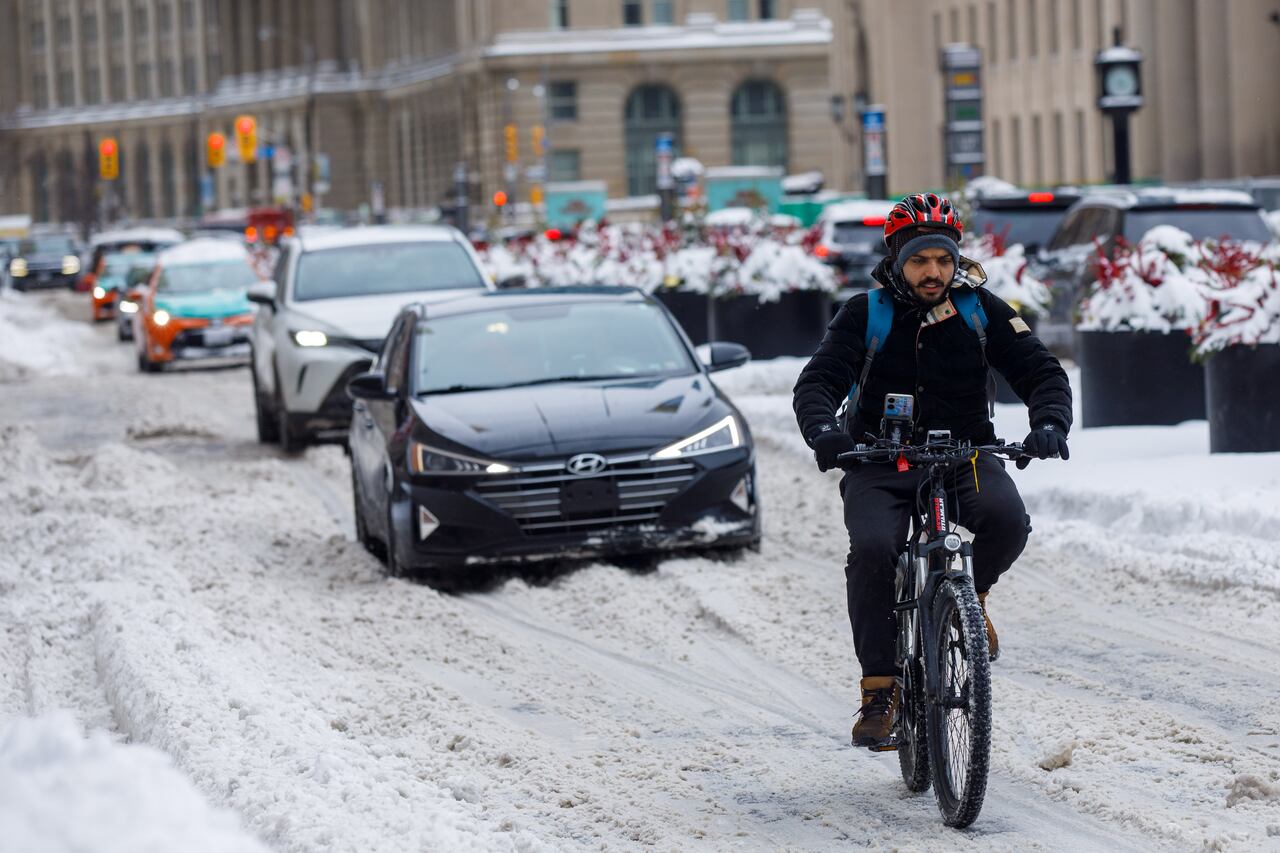 GTA digs out after winter storm shutters schools, causes transit delays