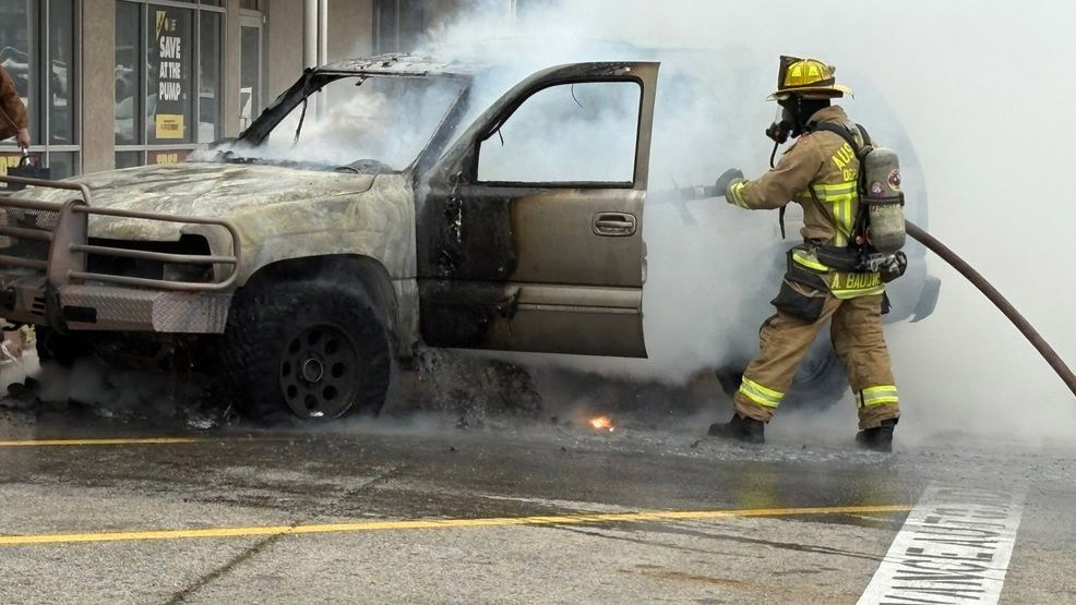 AFD stops car fire from spreading to nearby building in Central Austin AFD stops car fire from spreading to nearby building in Central Austin