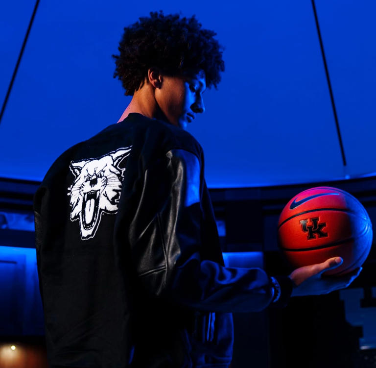 LOOK: Nate Ament rocks Kentucky blue on official visit