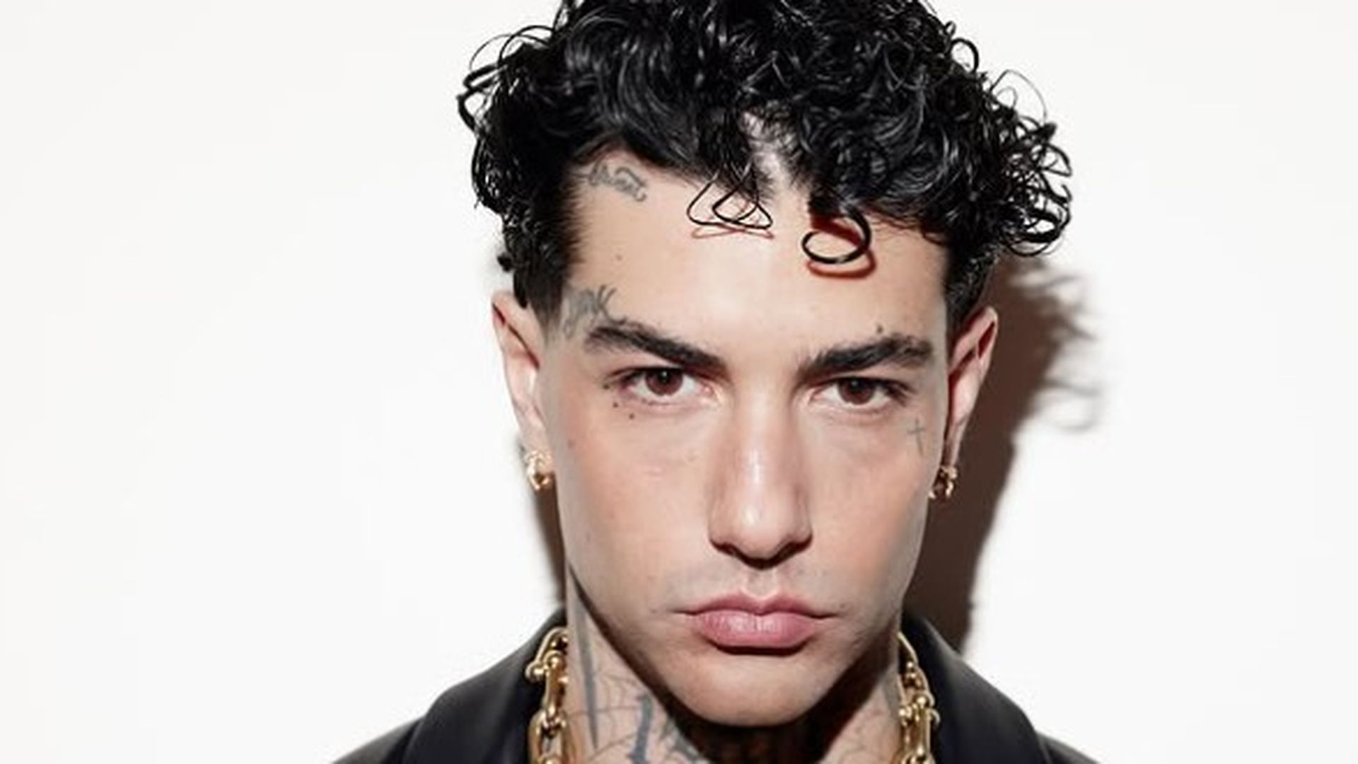 Chi ha fatto levare la collana a Tony Effe durante la terza serata del ...