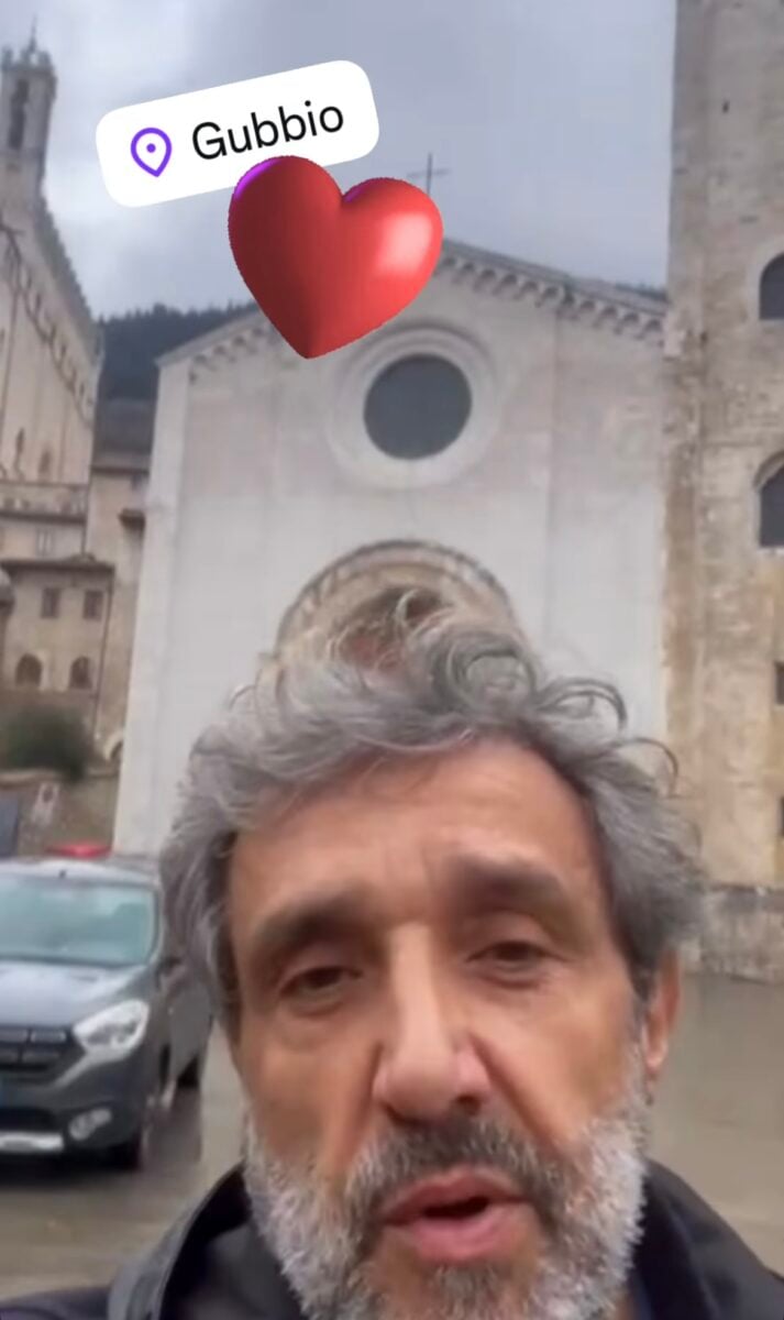 Flavio Insinna torna sul set di Don Matteo a Gubbio e si commuove: “Botta al cuore”