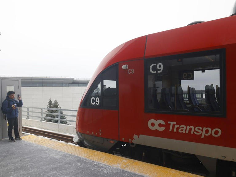 Trillium Line carries 300,000 passengers in its first four weeks