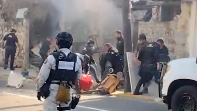 La Jornada - Hombre intenta inmolarse para evitar desalojo en centro de ...