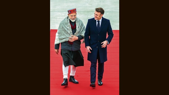 PM Modi dons ‘Kulluvi cap’ in France, strikes a chord with Himachalis ...