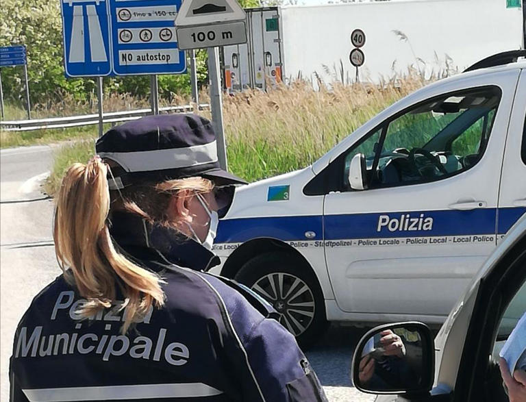 Con un motorino rubato si scaglia contro gli agenti