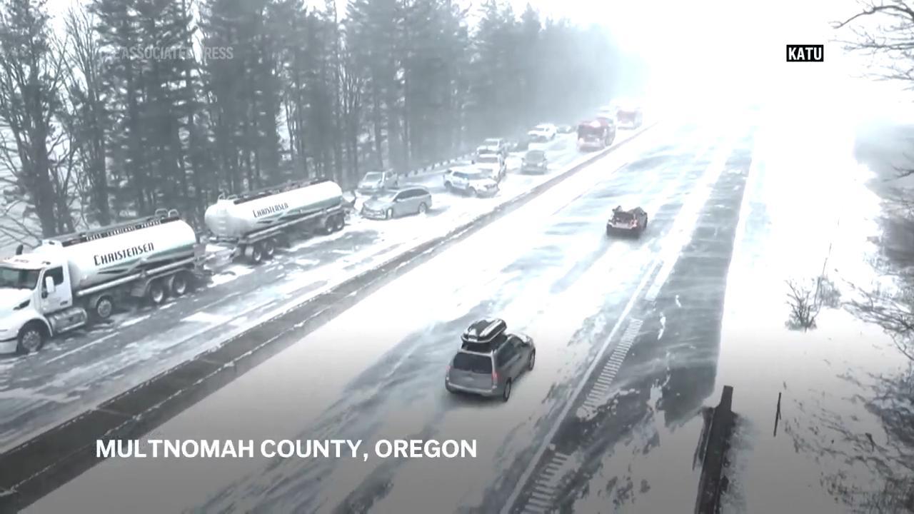 As many as 30 vehicles are involved in a pileup on a snowy Oregon ...