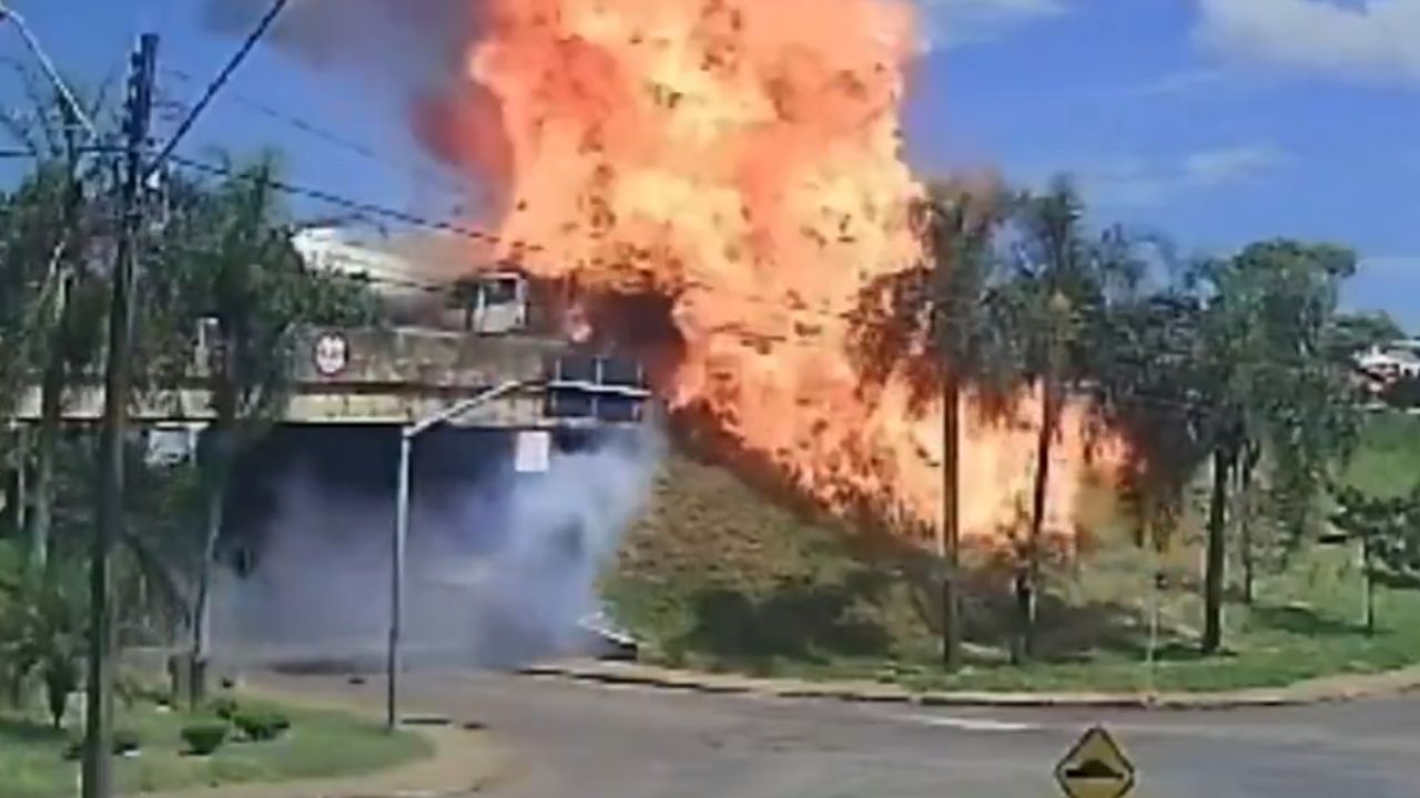 Caminhão-tanque explode em acidente no Brasil em vídeo assustador