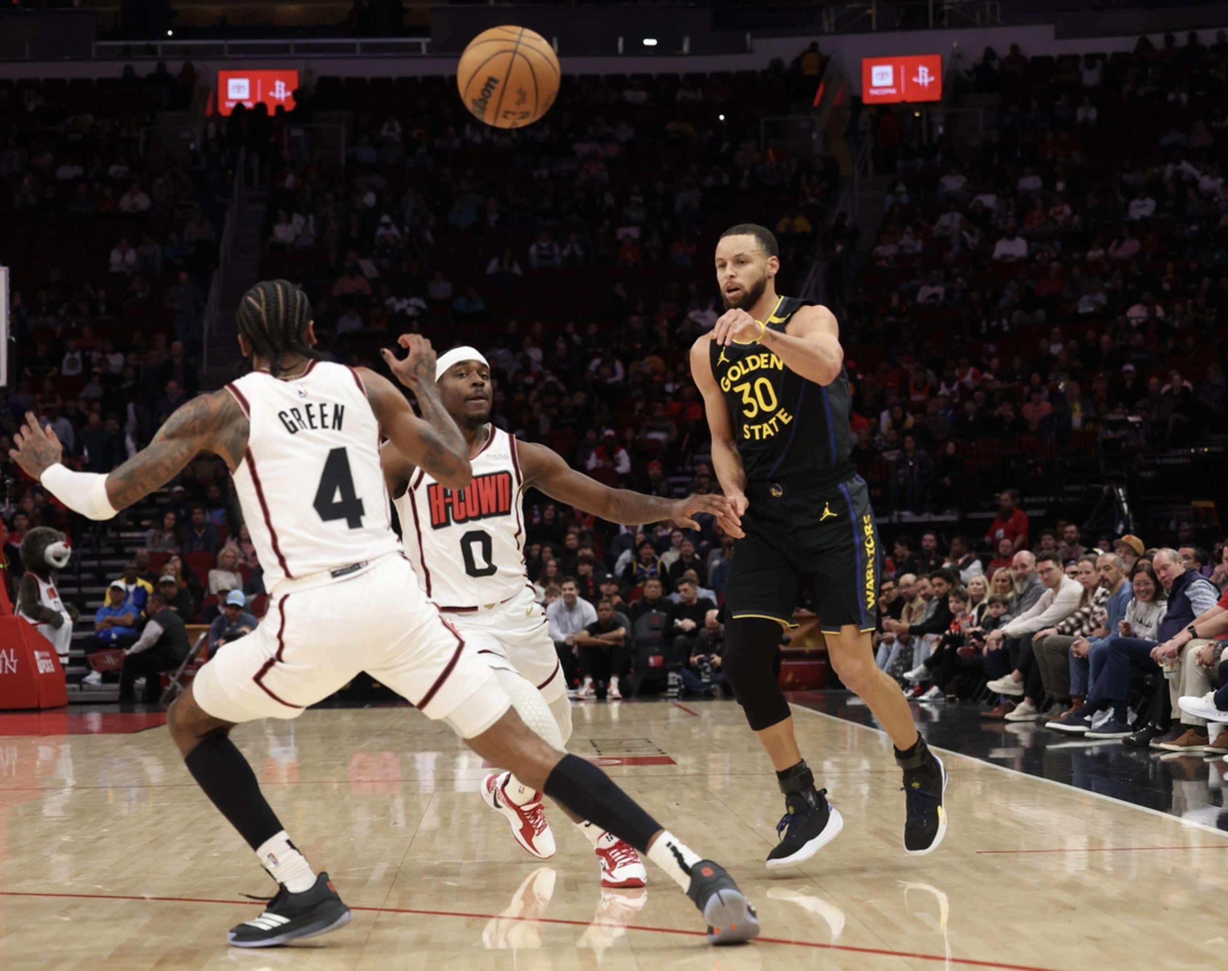 Stephen Curry, Warriors edge Rockets, hit break above .500