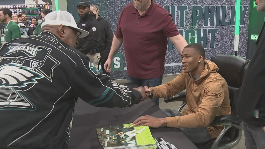 Fans line up to see Eagles WR DeVonta Smith in South Jersey before ...