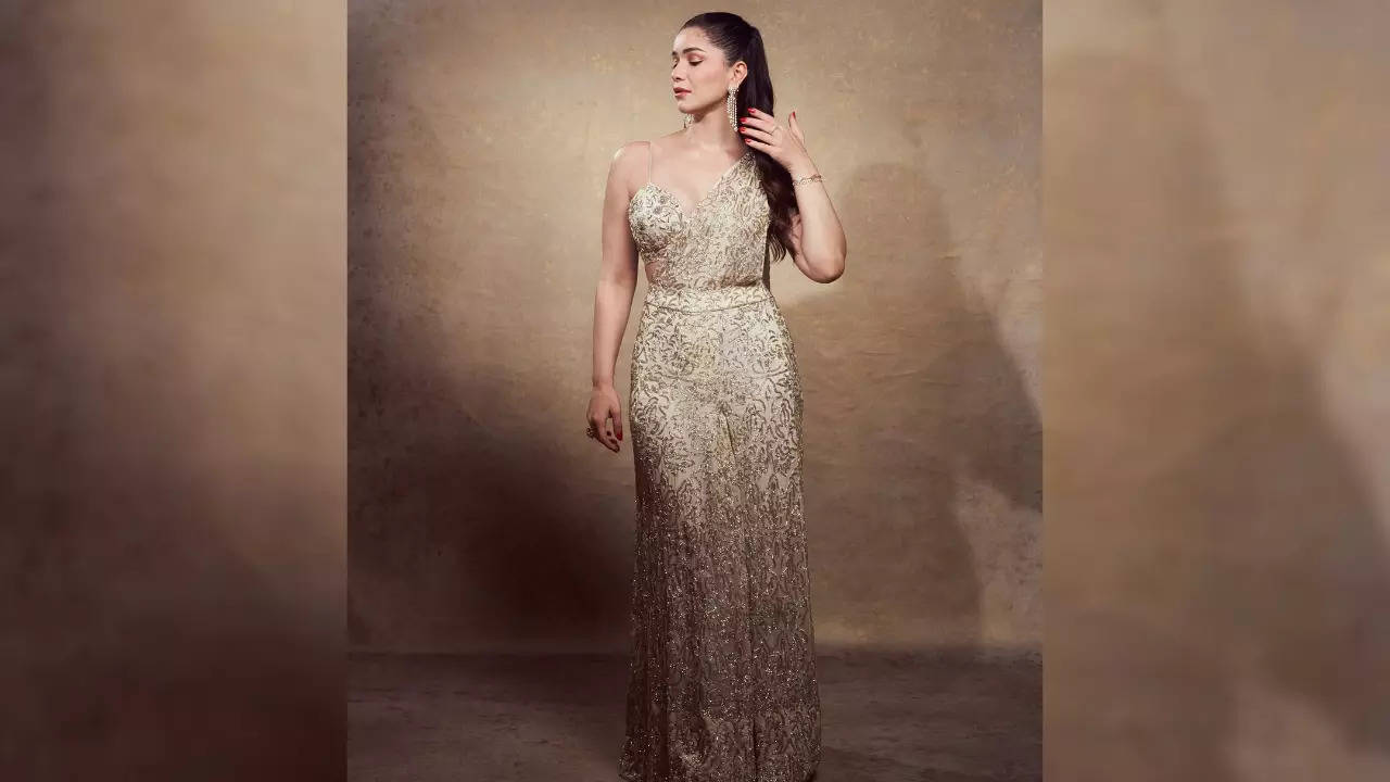 Sara Tendulkar is the ‘Season’s Diamond’ in this iconic pre-draped diya ...