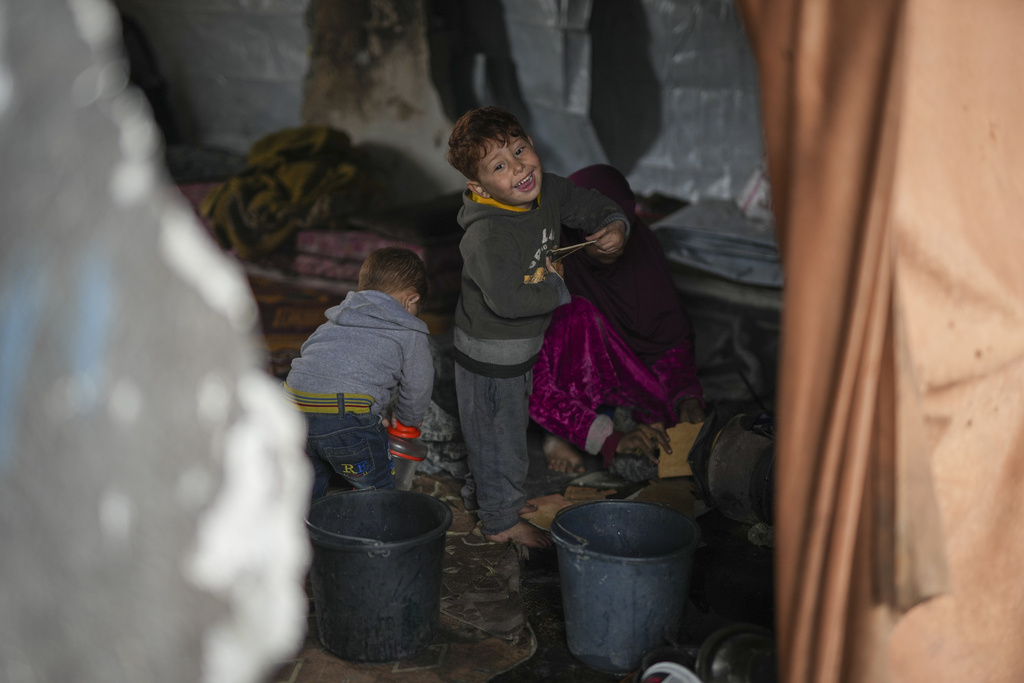 AP PHOTOS: Returning Palestinians try to make their shattered houses ...