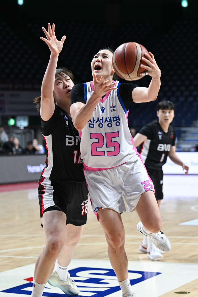 [BK 리뷰] '배혜윤 29점 폭발' 삼성생명, BNK에 접전 끝 승리... 4연패 탈출 성공