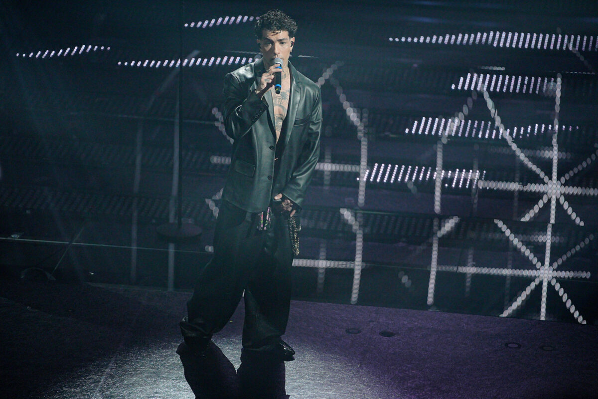 Sanremo 2025, Tony Effe e il caso della collana d’oro: cosa dice la Rai