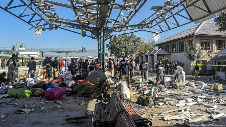 Pakistan: At least 10 workers killed in Balochistan blast