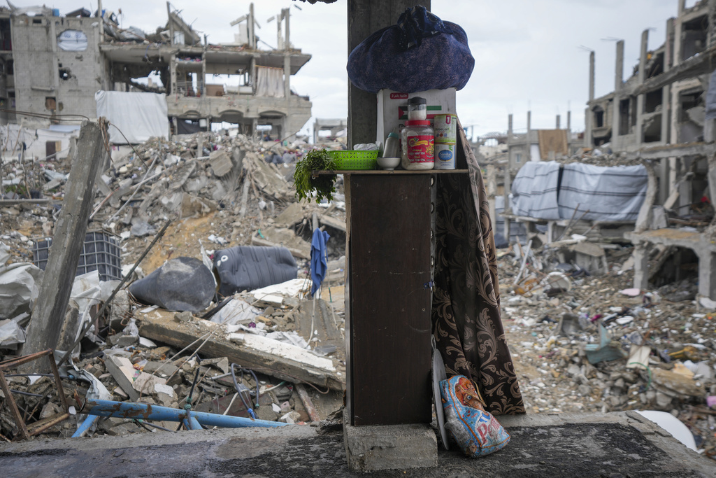 AP PHOTOS: Returning Palestinians try to make their shattered houses ...
