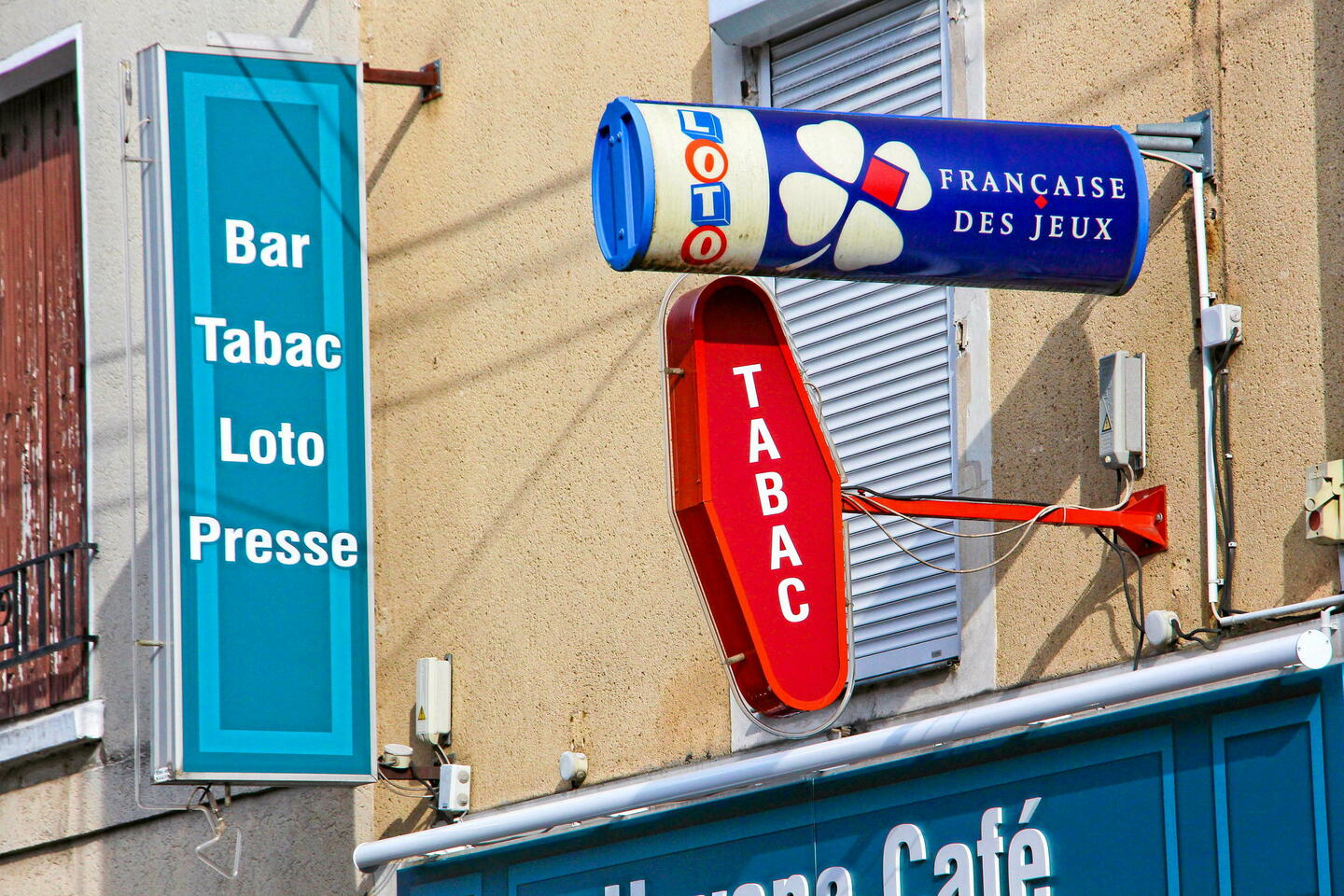 Déclassée, la France des bars-tabacs à la recherche d’un second souffle