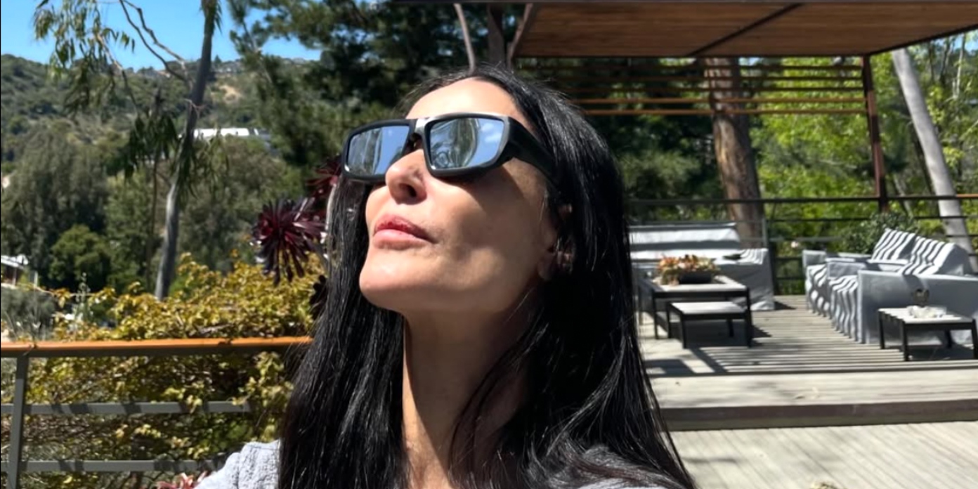 In een doorzichtige jurk laat deze 62-jarige actrice haar figuur zien