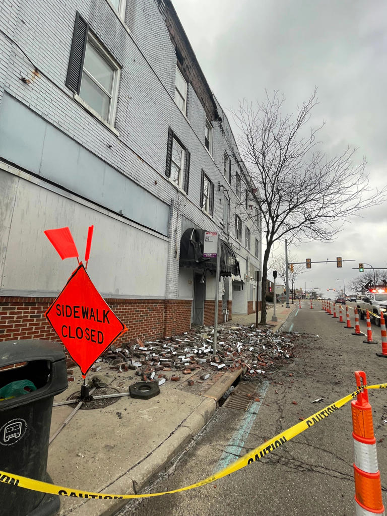 60 Akron residents displaced after apartment façade collapses onto ...