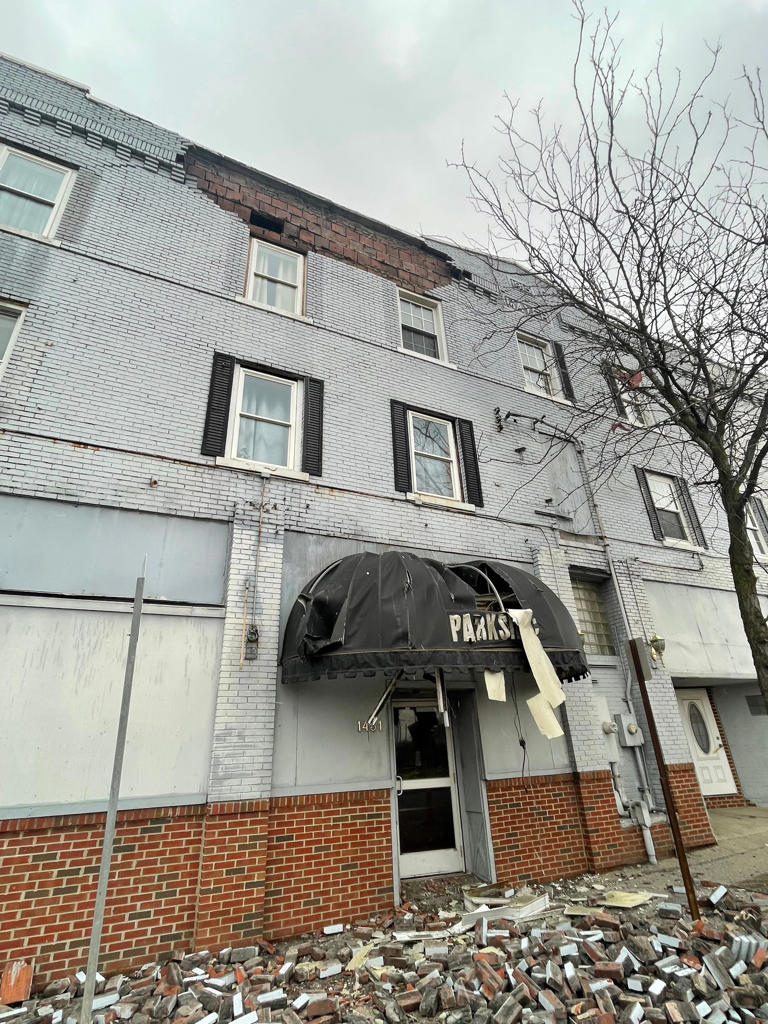 60 Akron residents displaced after apartment façade collapses onto ...