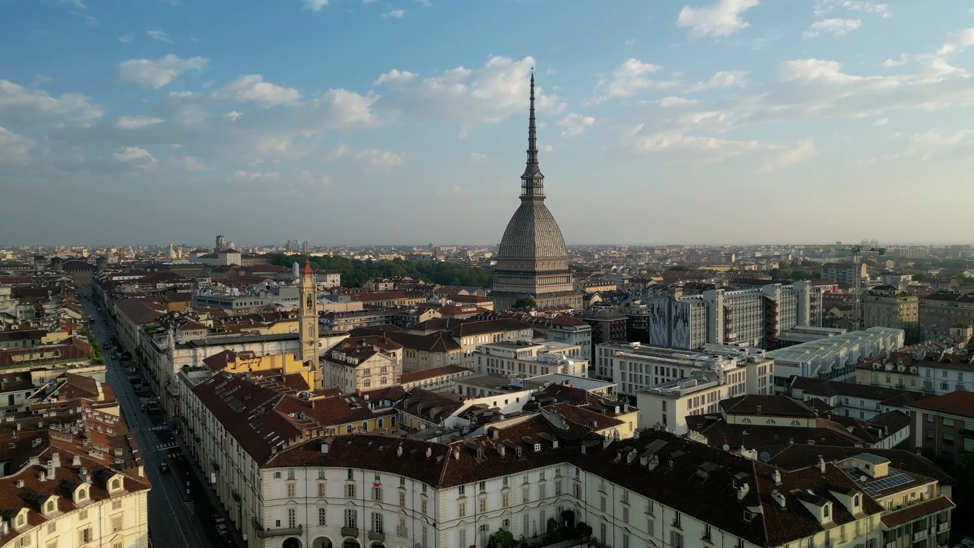 Torino dall'alto: viste mozzafiato dal drone di un paese delle ...