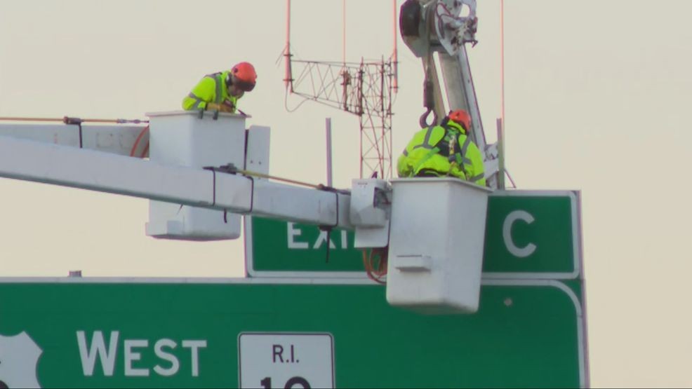 RIDOT temporarily closes 6-10 Connector exits to fix unstable sign