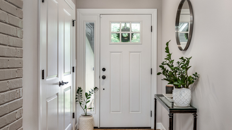 The 8 Best Ways To Fake The Look Of A Formal Entryway If You Don't Have One