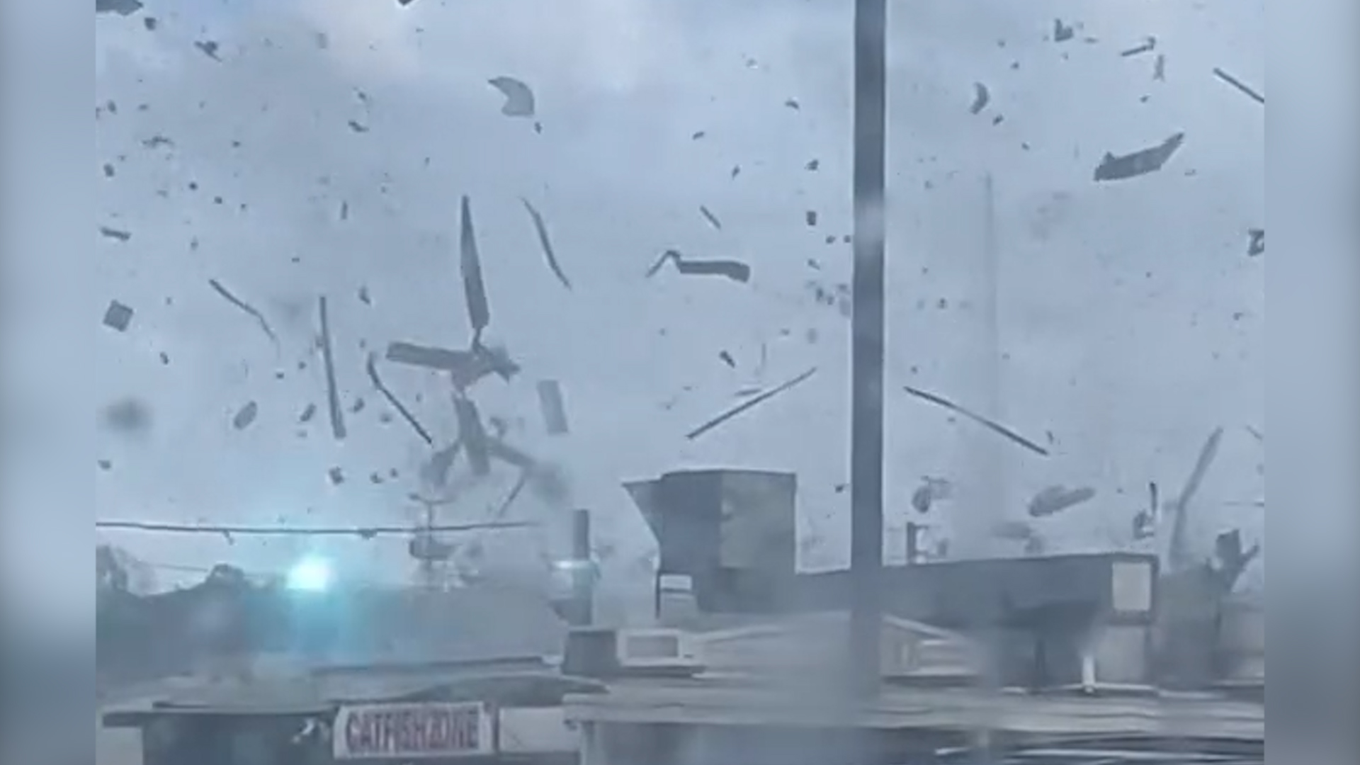 Tornado sends debris flying in Mississippi