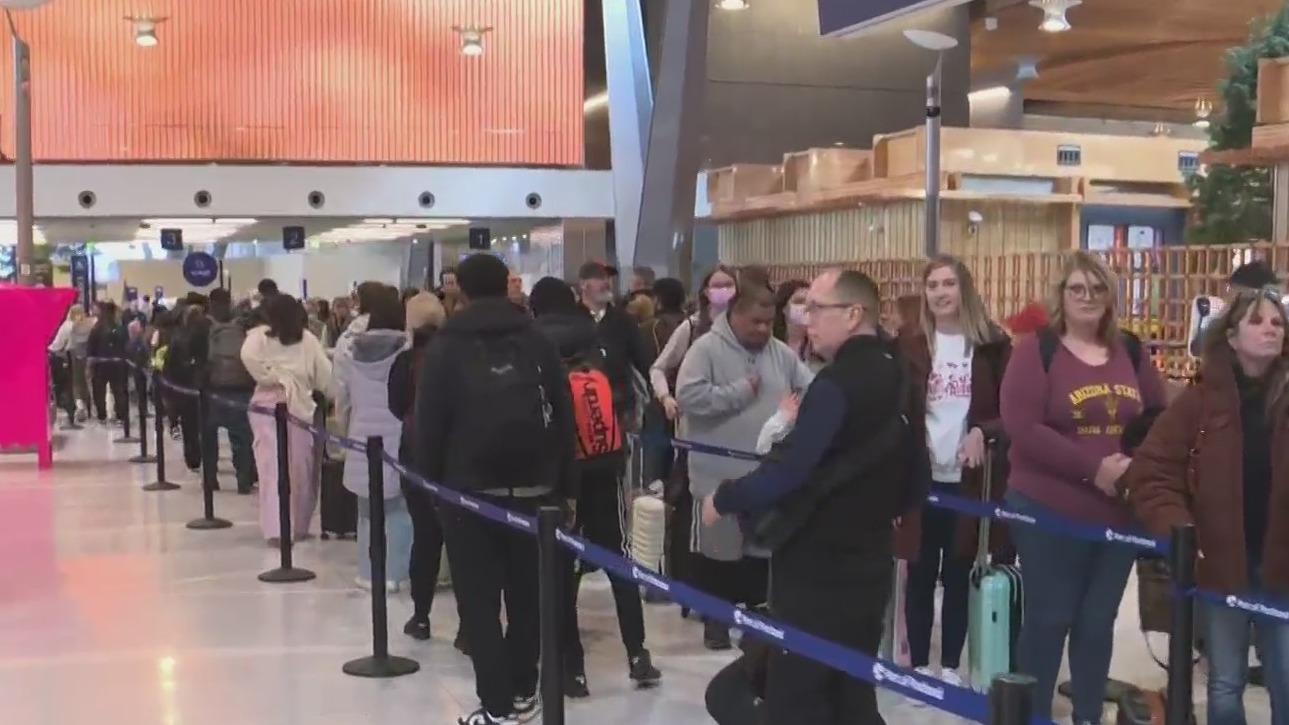 Long lines form at PDX worrying weekend travelers