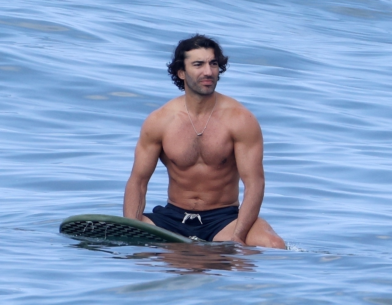Justin Baldoni flaunts his ripped body while surfing in Hawaii as Blake ...