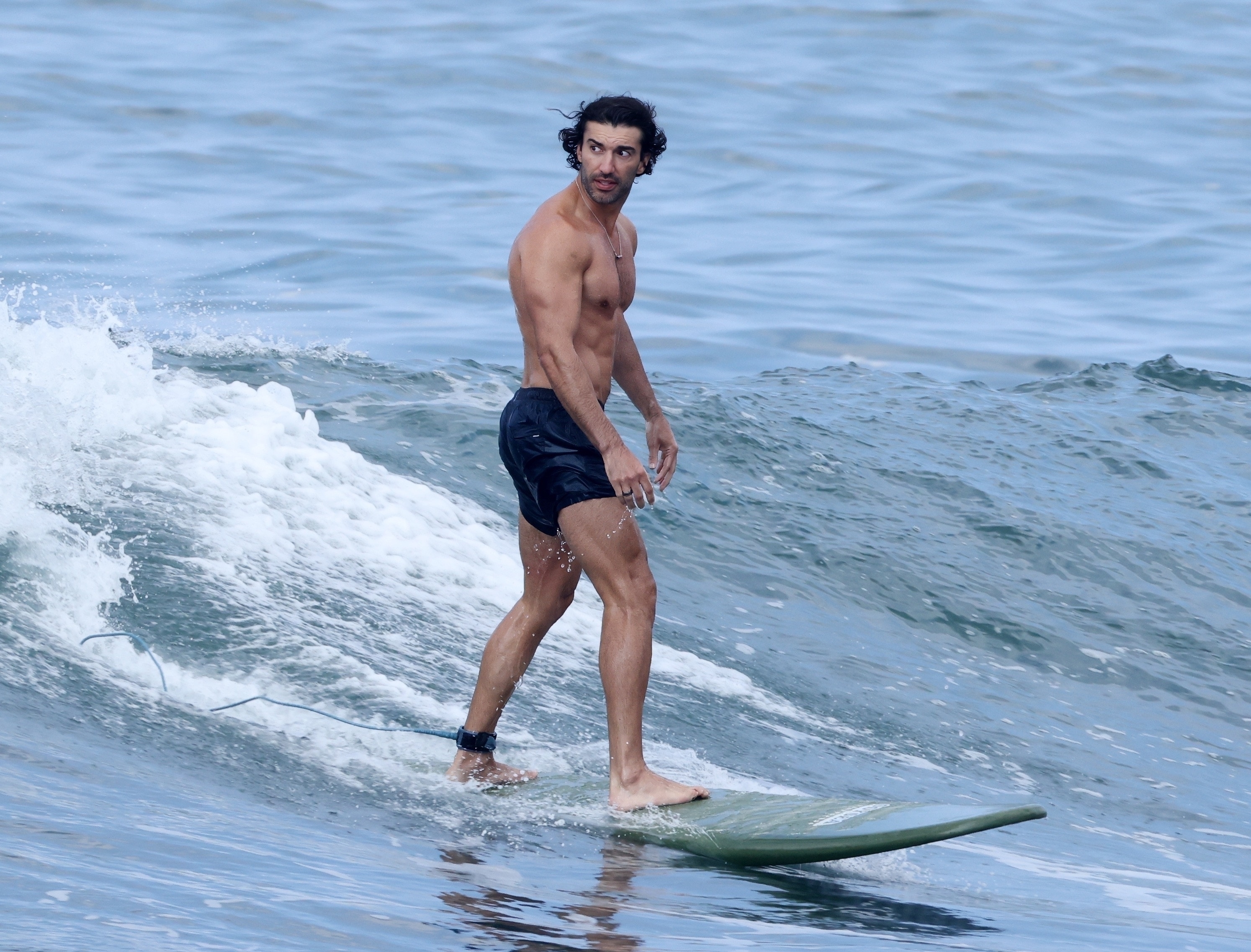 Justin Baldoni flaunts his ripped body while surfing in Hawaii as Blake ...