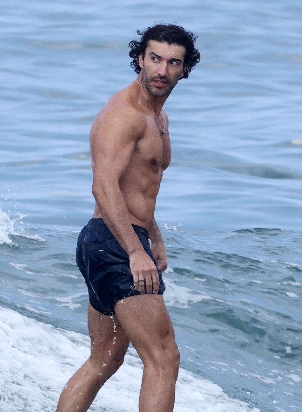 Justin Baldoni flaunts his ripped body while surfing in Hawaii as Blake ...