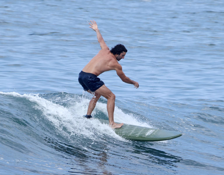 Justin Baldoni flaunts his ripped body while surfing in Hawaii as Blake ...