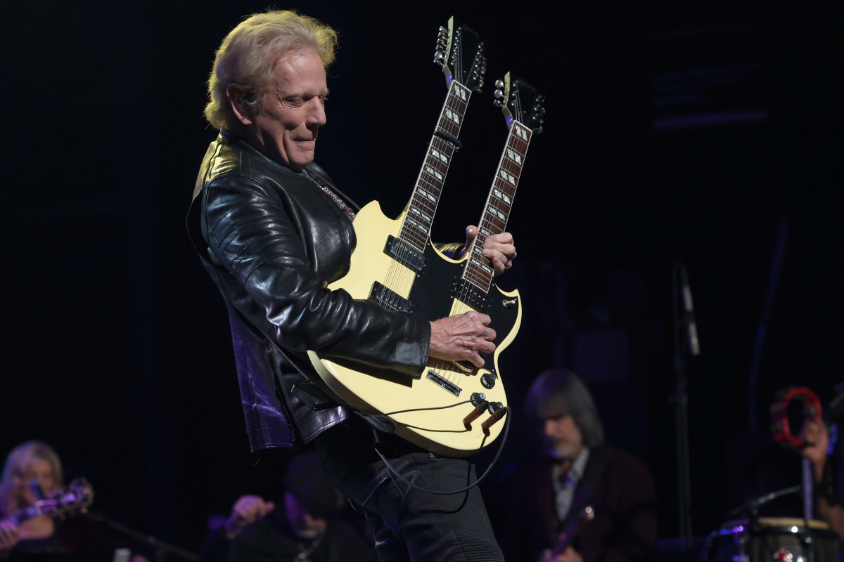Famed Eagles Guitarist Rushed Off Stage After Medical Scare