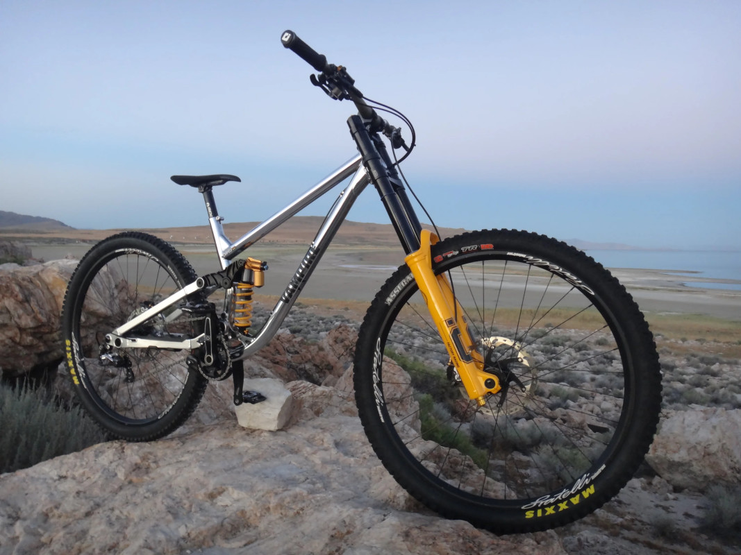 Vampire Bikes' Fastarossa Frame Takes Flight