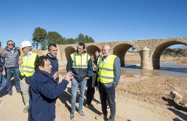 Mompó supervisa las obras del puente sobre el río Magro a su paso por ...