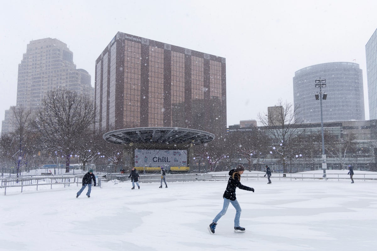 Dangerously cold arctic air moves into US freezing out more than 100 ...