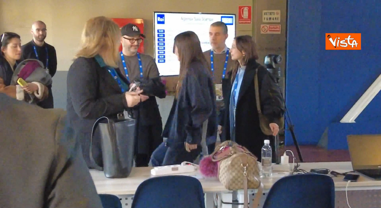 Francesca Michelin in stampelle dopo la caduta dalle scale dell'Ariston