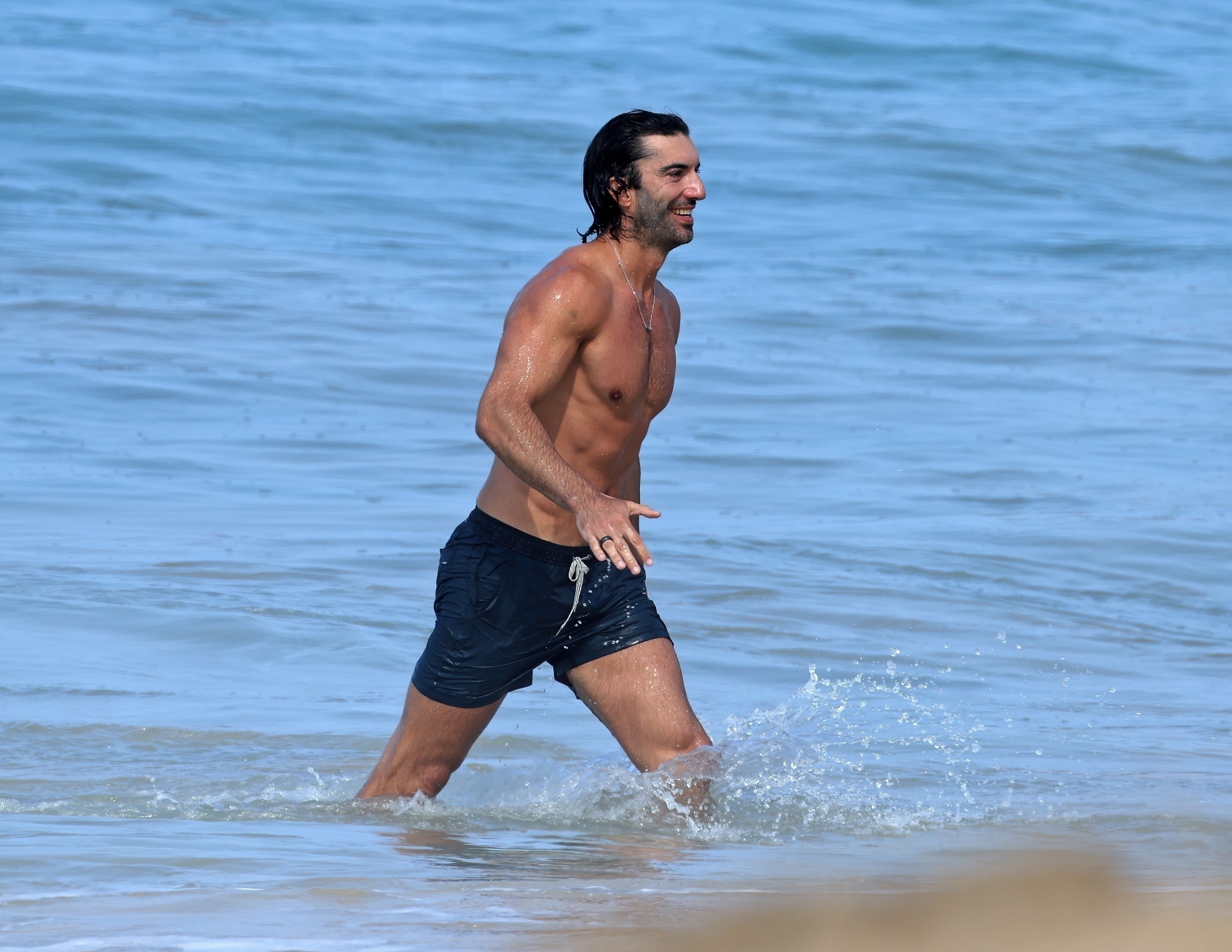 Justin Baldoni flaunts his ripped body while surfing in Hawaii as Blake ...