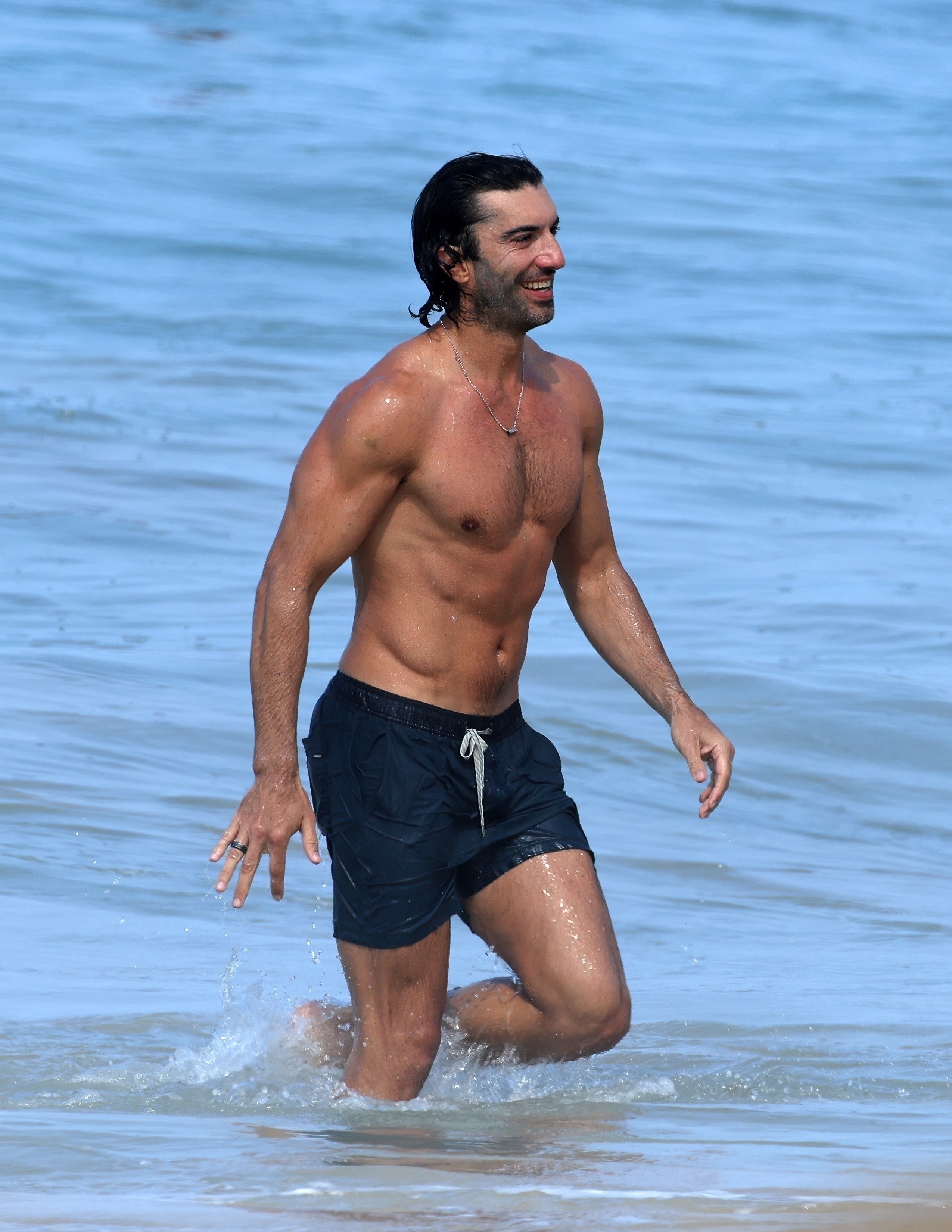 Justin Baldoni flaunts his ripped body while surfing in Hawaii as Blake ...