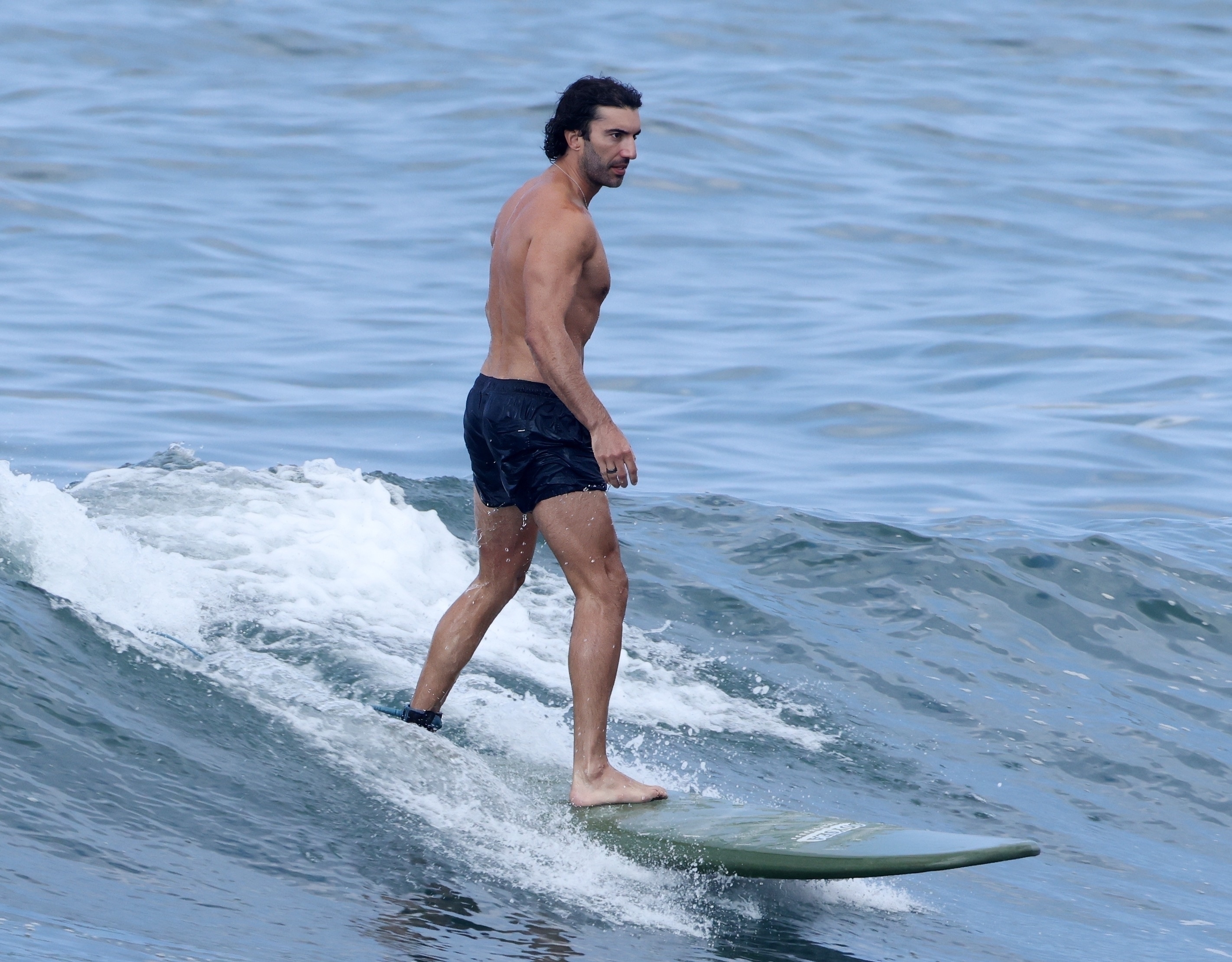 Justin Baldoni flaunts his ripped body while surfing in Hawaii as Blake ...