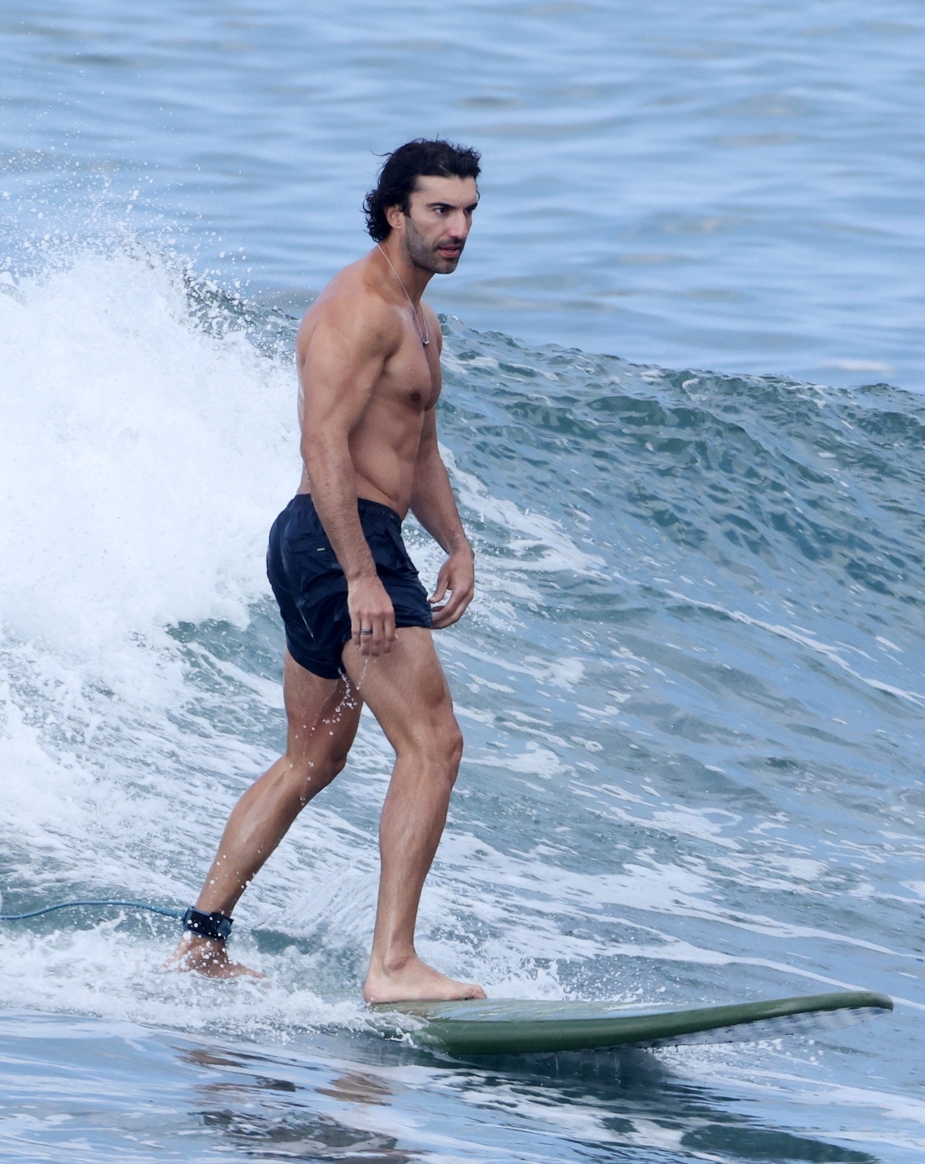Justin Baldoni flaunts his ripped body while surfing in Hawaii as Blake ...