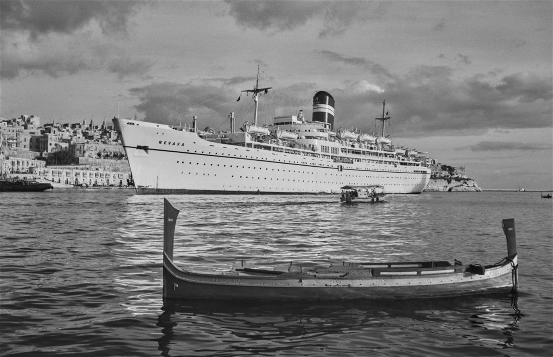 The world's most famous liners in stunning historic photos