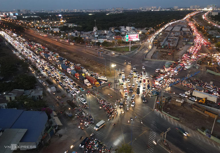 3 changes to solve the traffic congestion problem in Vietnam