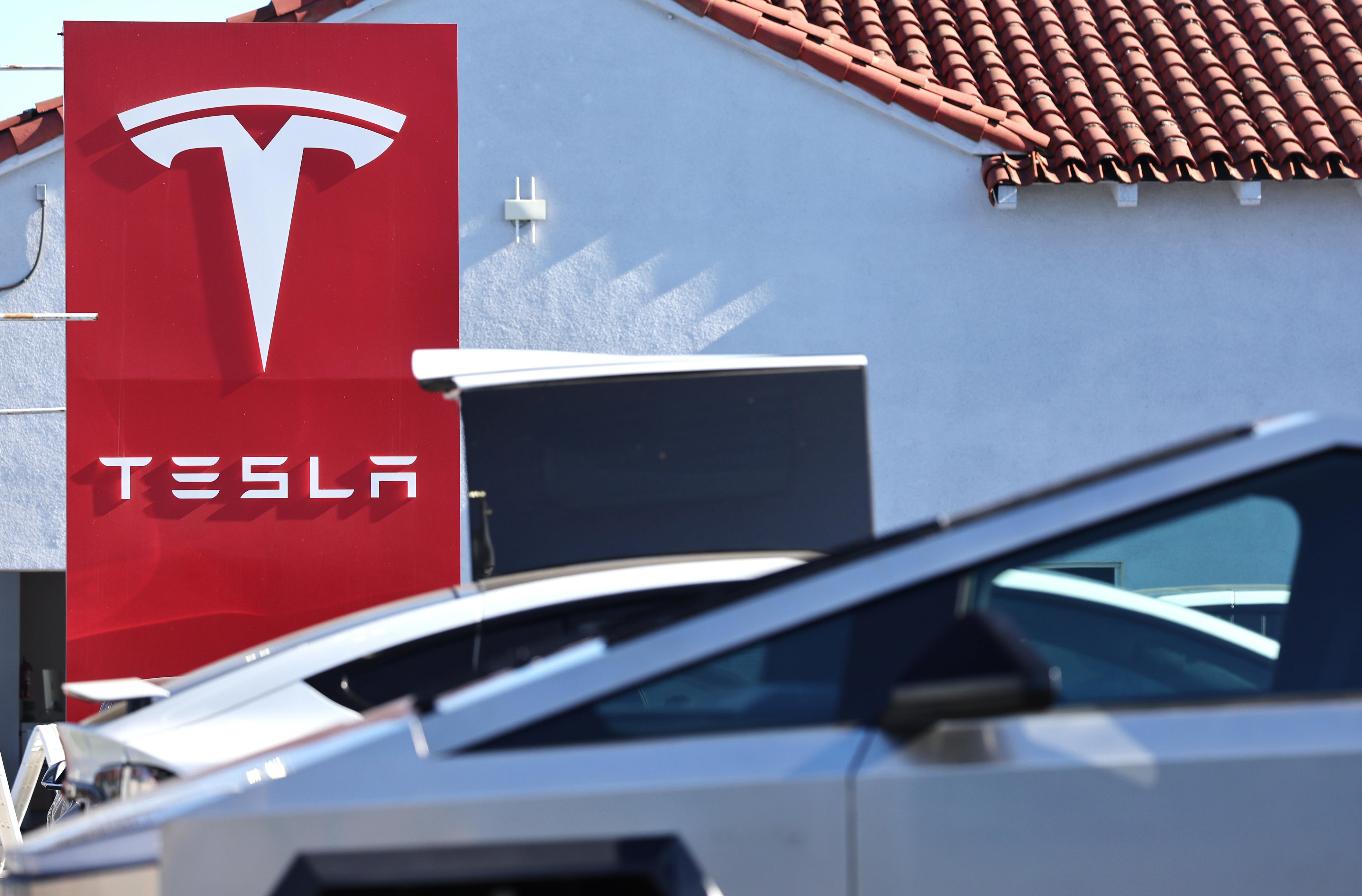 Tesla Cybertruck crash into a pole in Nevada was in self-driving mode ...